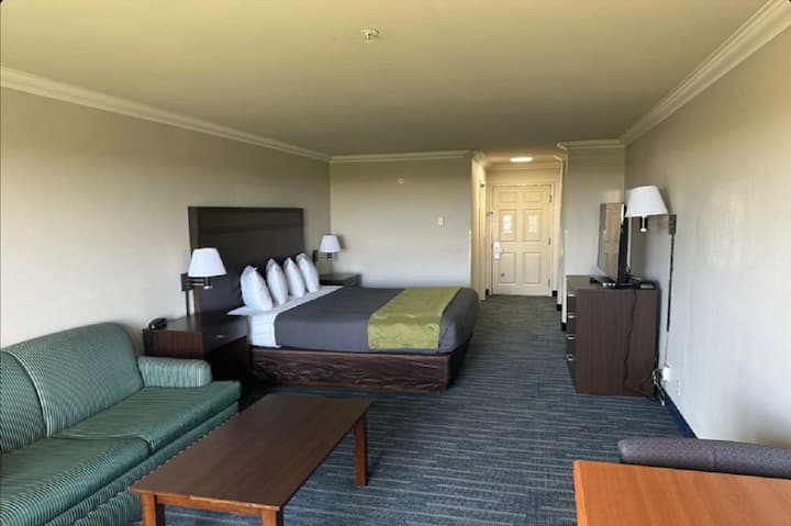 Luxury Oceanview King Bed With Balcony & Hiddenbed - Ocean Shores, WA