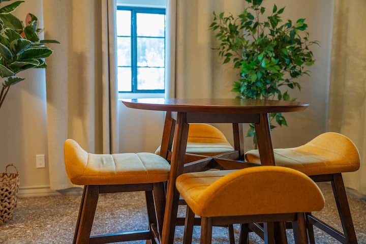 Mid-century Modern Guest House In Heart Of Laredo - Laredo, TX