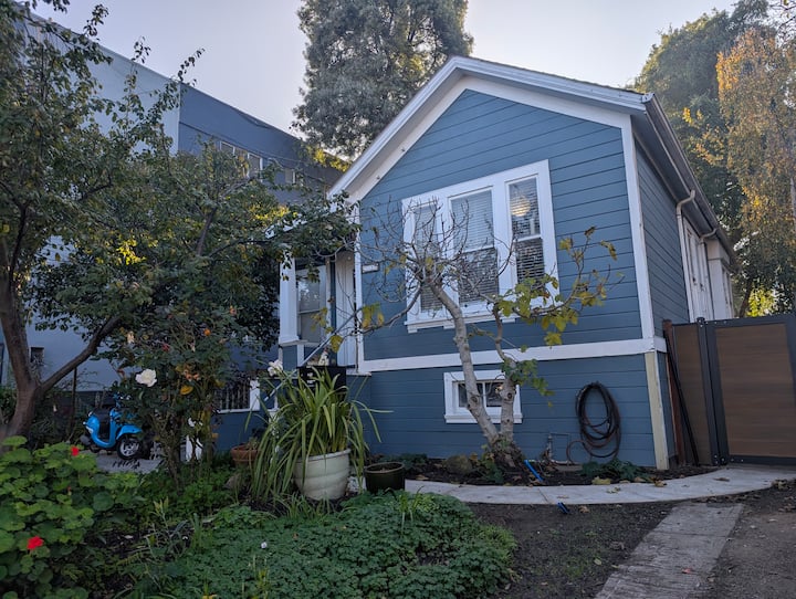 Cozy And Contemporary 3 Bedroom Close To Cal - Berkeley, CA