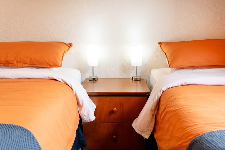 Twin Room With Ac In Downtown, Shared Washroom - Vancouver