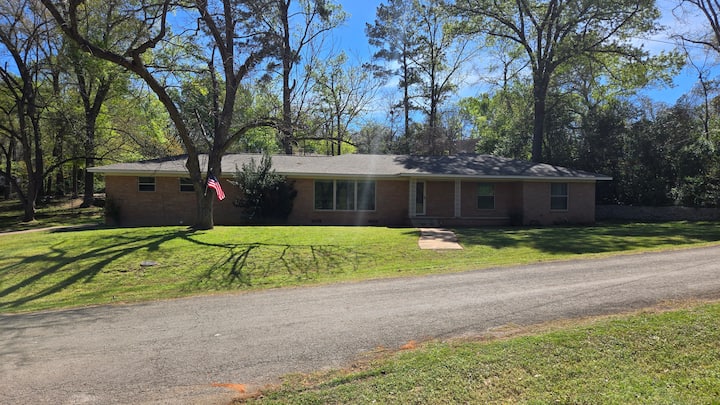 Farris' @ 605 Lakeshore - Palestine, TX