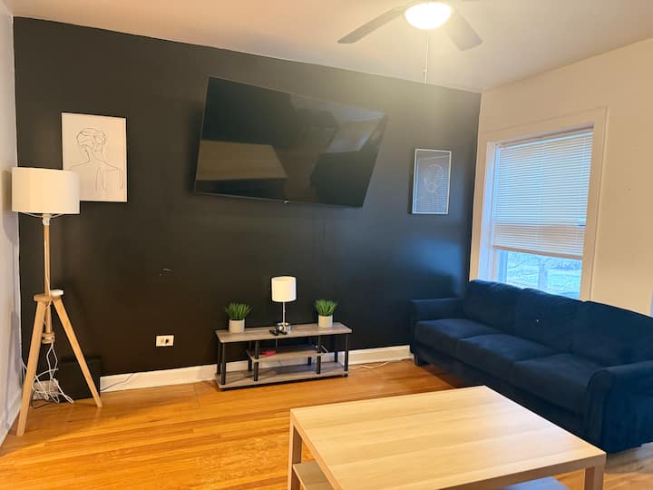 Spacious 2 Bed & 1 Bath Near Northwestern U - Evanston, IL
