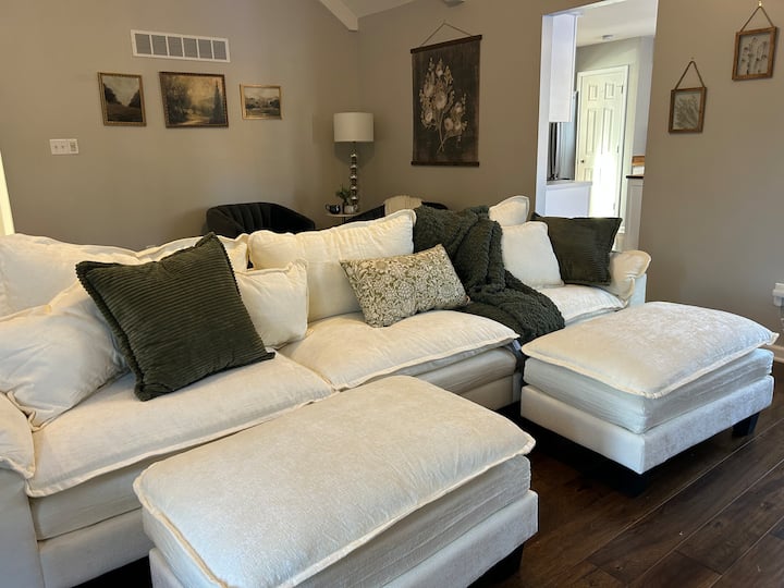 Family-friendly 4bdrm Home: Backyard, Sleeps 10 - Longview Lake, MO