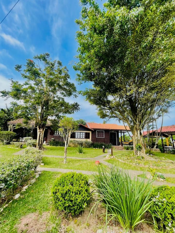 Conforto Na Natureza | Chalé 2 Quartos + Piscina - Garopaba