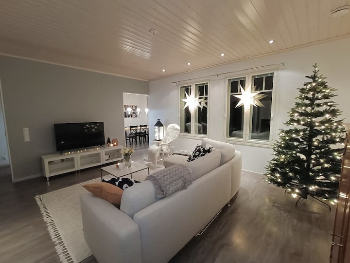 Villa Tyyni, Rauhallinen Ja Tilava Talo - ロヴァニエミ
