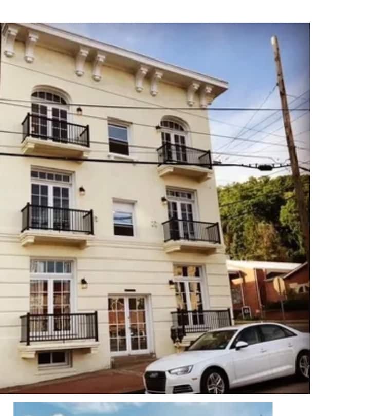 Upscale Downtown Wheeling Condo Modern & Stylish - Wheeling, WV
