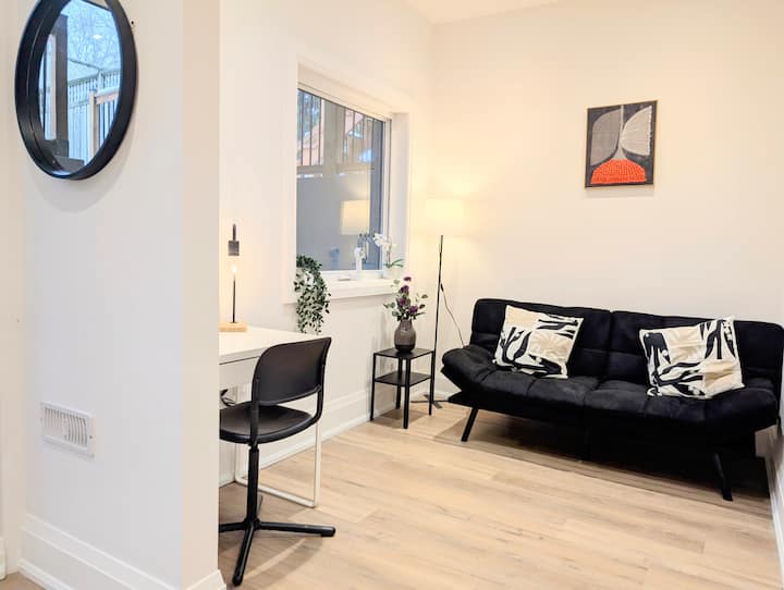 Luxury 1br+den Walkout Bsmt|10ft Ceilings|private - Toronto, ON