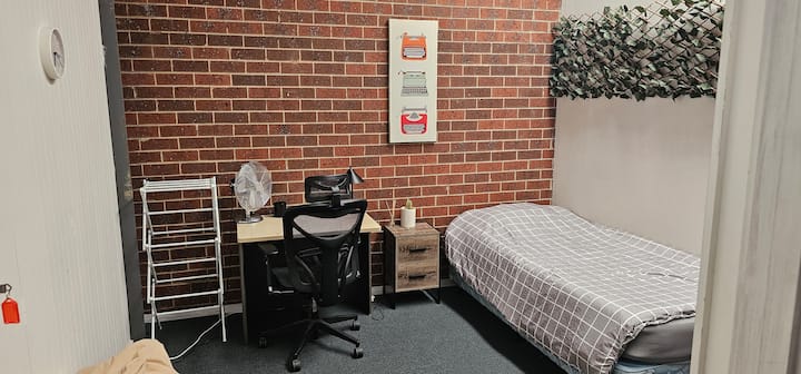 Workaholics Paradise: Bachelor Pad - Melbourne