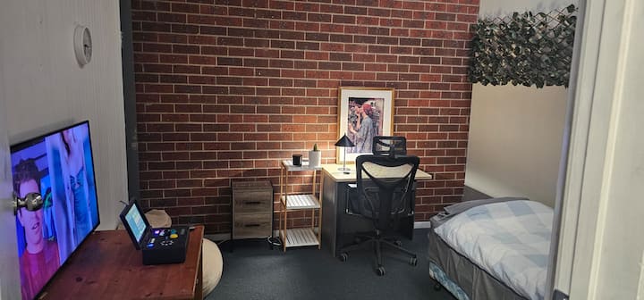 Workaholics Paradise: Bachelor Pad - Melbourne