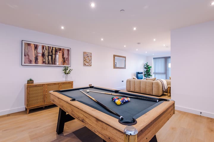 Leeds City Centre 2 Bed / Pool Table + Parking - Leeds