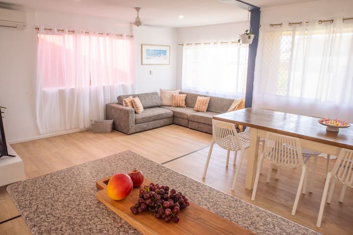 5br Mooloolaba Coastal Home · Walk To Beach - Sunshine Coast