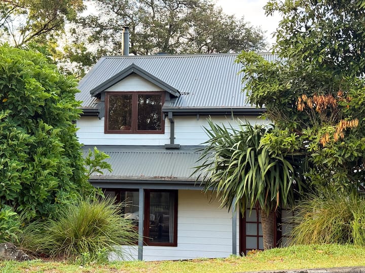 Cozy Coastal Retreat With Water Views - Gosford