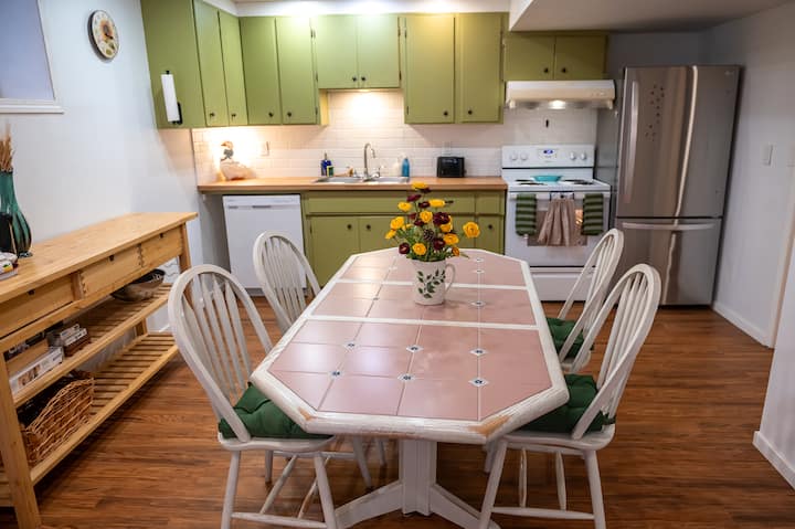 Family Xmas Stay Close To Airport - 2br - Calgary