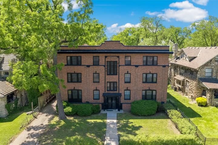 Manor Apartment In Prime Location! - Kansas City, MO