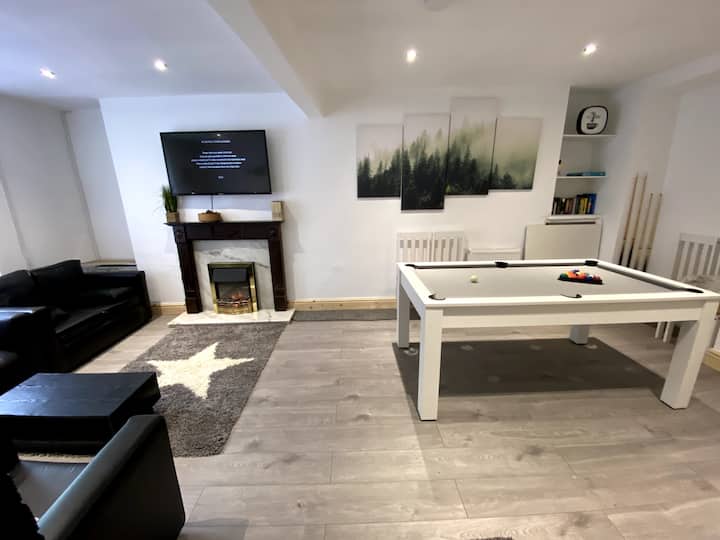 Valley Facing House Sleeps 8 - South Wales