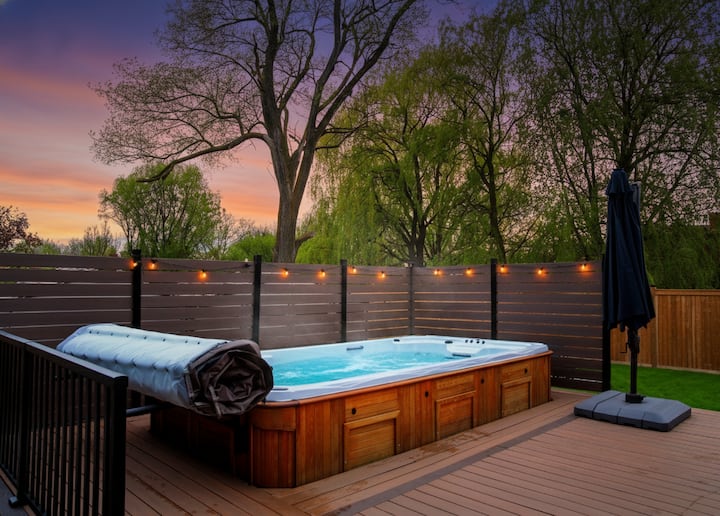 Luxury King Suite | Swim Spa & Firepit - Niagara Falls