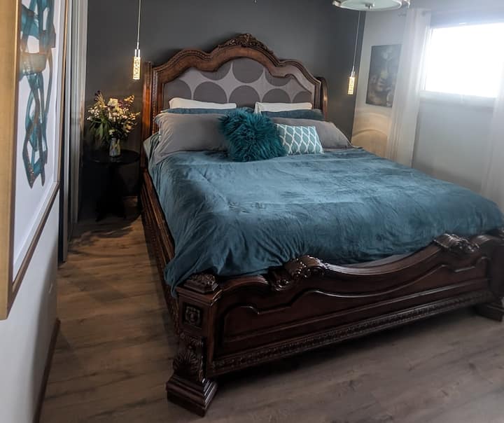 1800 Sq.ft. House, Hottub, Foosball, 65"tv! - Saskatoon