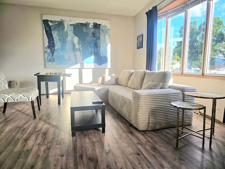 *By The Month! 1800 Sq.ft. House, Hottub, 65"tv! - Saskatoon