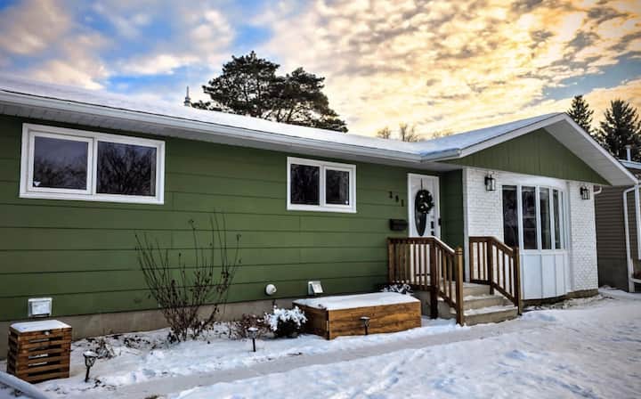 House Avail. Sept 7.*by The Month! House, 65"tv! - Saskatoon