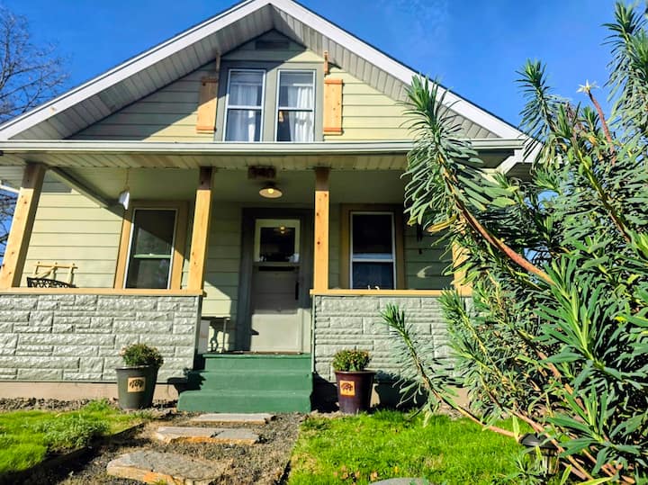 Charming Farmhouse With Garden Views - Oregon