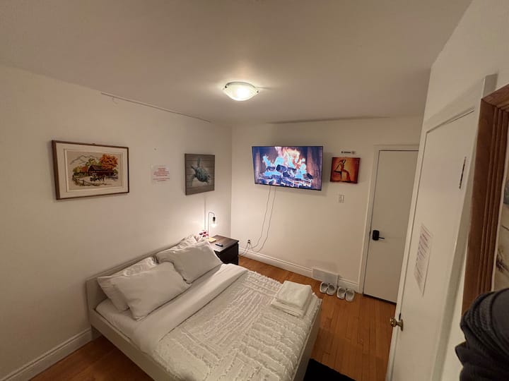 Central Downtown Room Queen Bed, Desk & Fast Wifi - Ottawa
