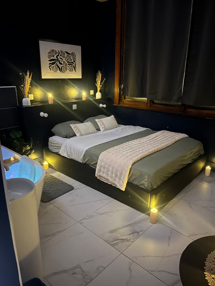 Love Room Blue - Lit King Size & Bain Relaxant - Tourcoing