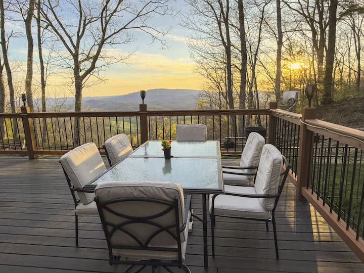 Luxury Mountain Home W/ Sunset Views  • Sleeps 9 - Lewisburg, WV