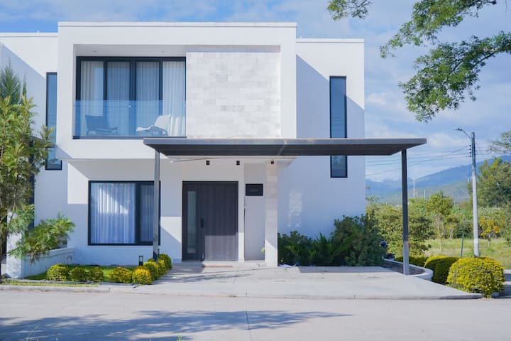 Amplio Y Moderno Para Familias | Seguridad 24/7 - Honduras