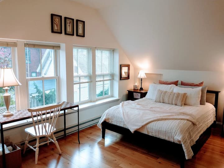 Cozy Carriage House In Downtown Burlington - Burlington, VT