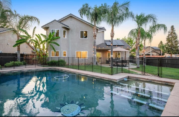 Spacious 5 Bedroom Backyard Oasis - Clovis, CA