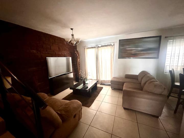 Casa De 3 Recámaras Al Sur De La Ciudad En Privada - 살티요