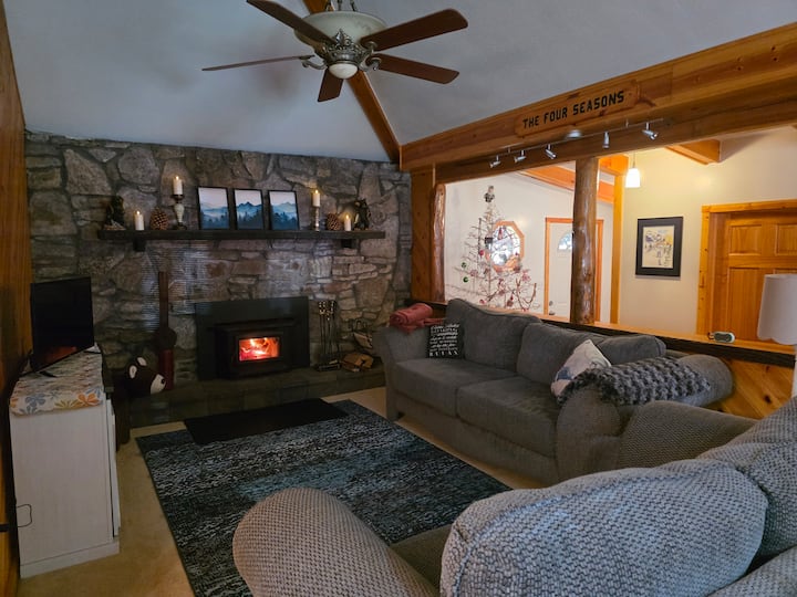 Streamside Mountain Retreat - Your Woodland Escape - Donegal, PA