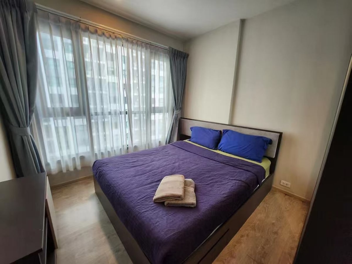 Apartamento K9 Pattaya The Base com sala de estar, quarto com cama ...