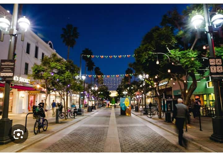 Bright Coastal Apartment Next To Santa Monica Pier - Santa Monica, CA