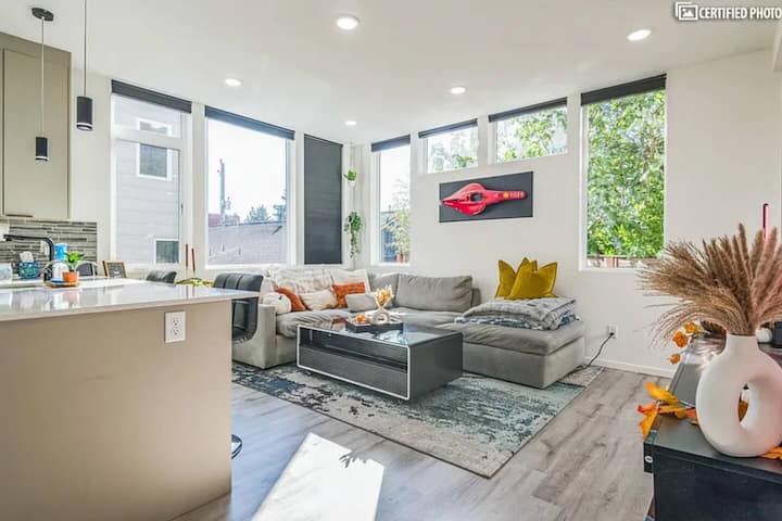 Modern Luxury Townhome+rooftop Deck | Near Stadium - Seattle, WA