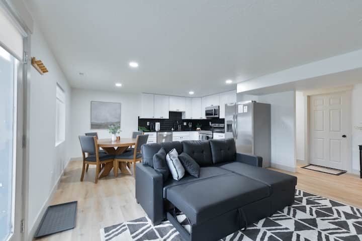 Modern Luxe Retreat W/ Firepit & Private Backyard - Saratoga Springs, UT