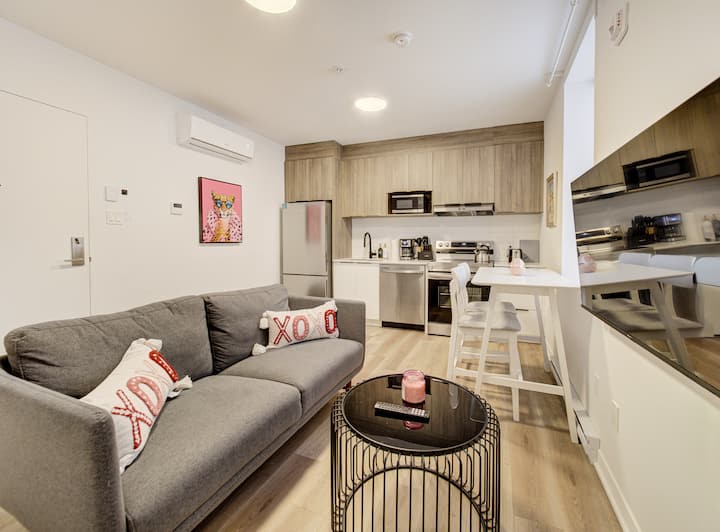 Pinky Appartement In The Center Of Downtown Mtl - Montreal