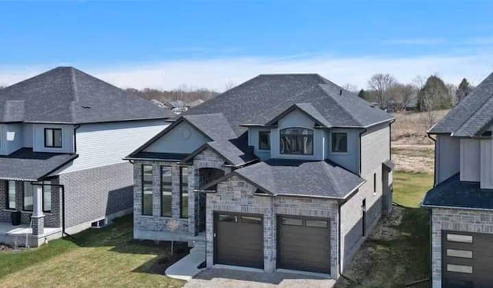 Fieldstone Estate Luxury 4 Bed Home In Tillsonburg - Tillsonburg