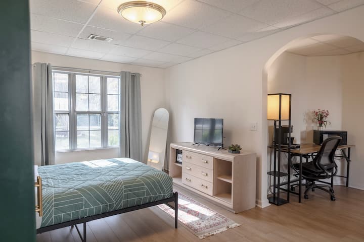 Guest Floor. Rest Stop. No Shower. - Atlanta, GA