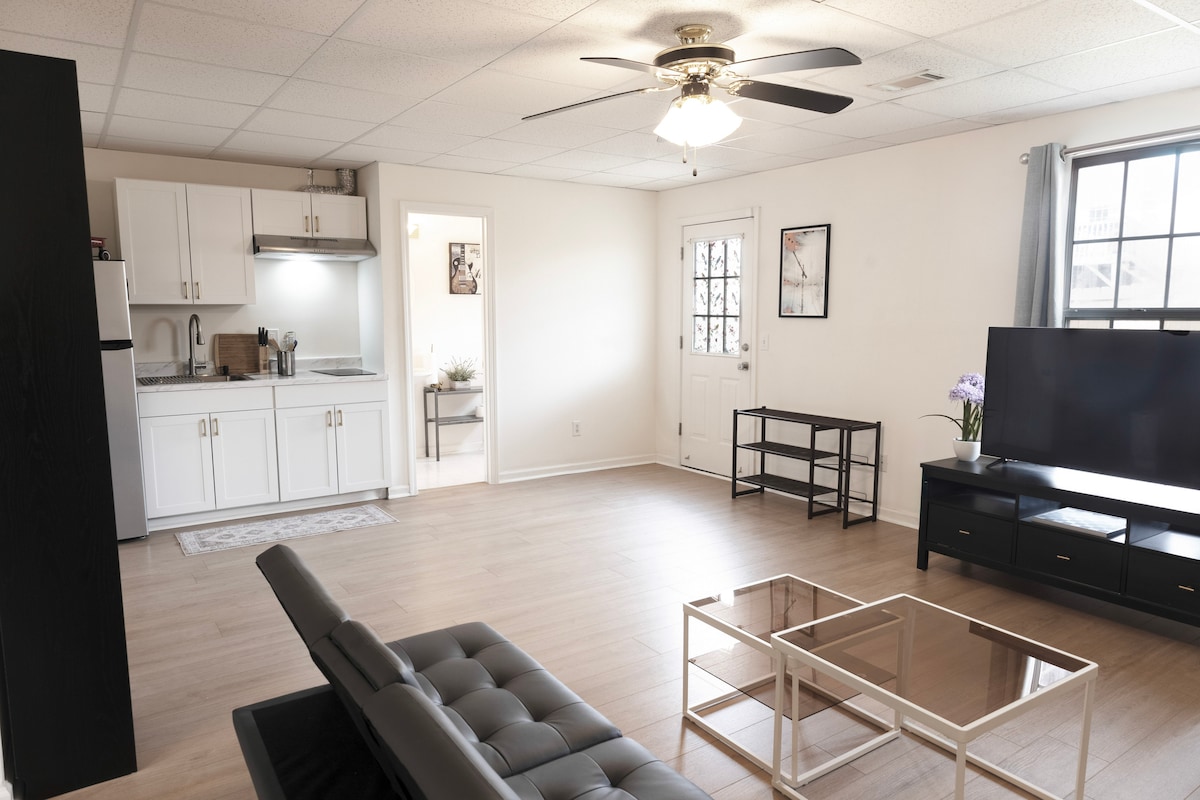 Guest Floor. Rest Stop. No shower. - Guest suites for Rent in Mableton ...