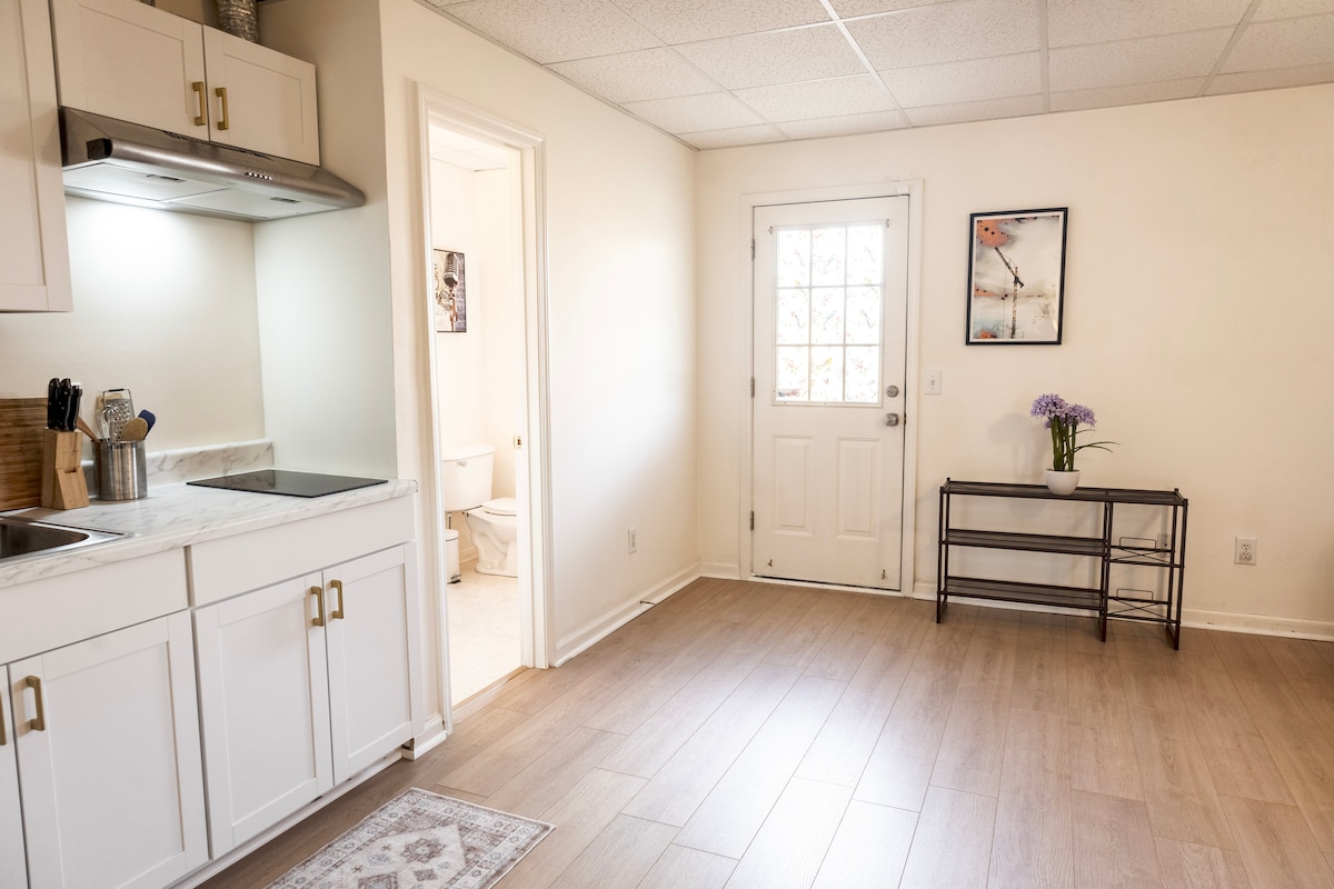 Guest Floor. Rest Stop. No shower. - Guest suites for Rent in Mableton ...