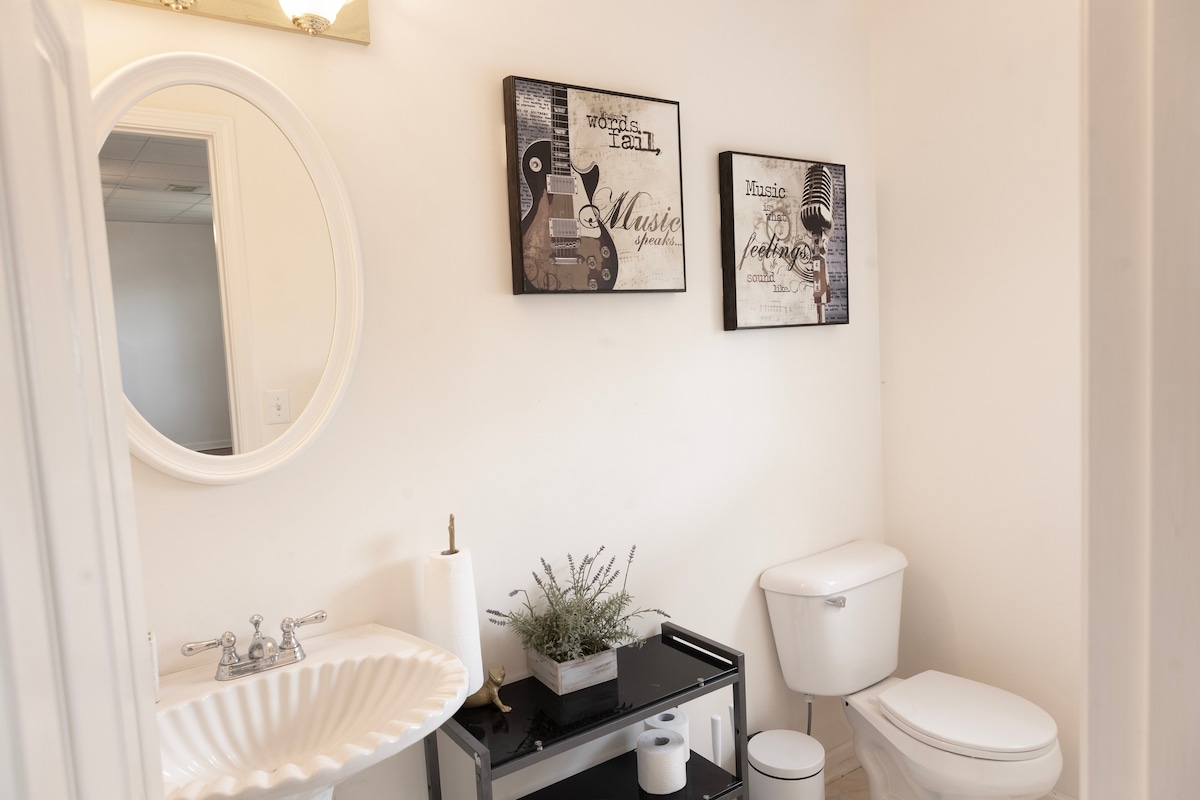 Guest Floor. Rest Stop. No shower. - Guest suites for Rent in Mableton ...