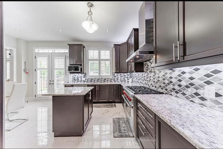 Sleep 16, 4.5 Baths Baby Cribs - Bolton, ON, Canada