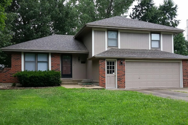 Suburban Escape: Sleeps 10 - Belton, MO