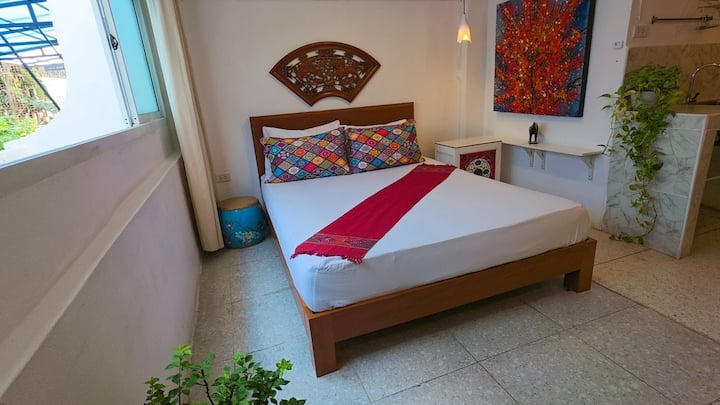 Lumphini 3 Teakwood Red @ Steamy Location - Bangkok