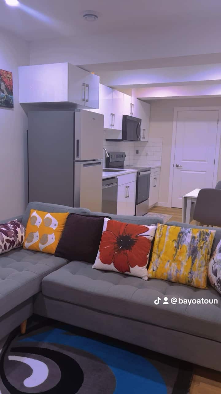 Cozy Urban Hideout -Modern Comfort Near Everything - Saskatchewan