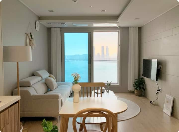 *14#광안대교뷰#합법숙소#무료주차#밀락더마켓#인생샷#침대2개 - Busan