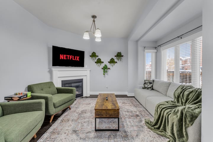 Stylish 5br Home | Sleeps 13 - Brampton