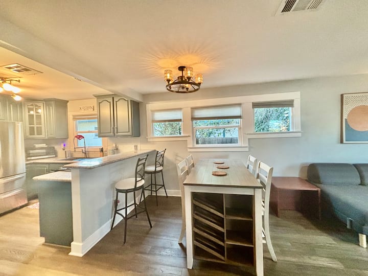 安大略机场附近新时尚房源/3卧室/4个大床/室外热水浴缸/9000尺大院子/篝火区 - Upland