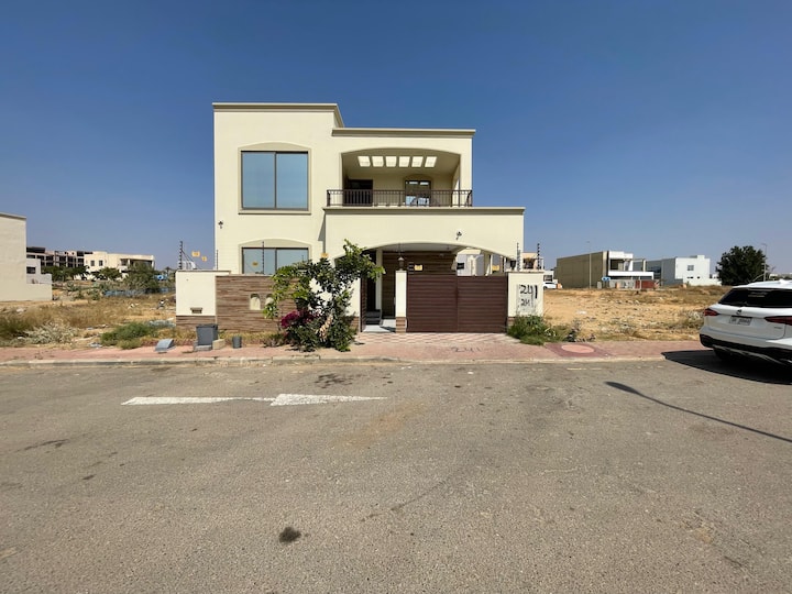 5 Bedrooms Fully Furnished With All Amenities - Karachi